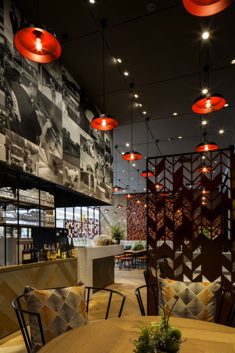 CHICKEN HOUSE -SPECIALITY RESTAURANT- | DESIGN STUDIO CROW